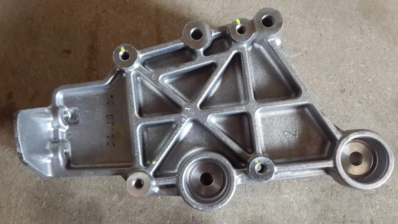 11180-1001157-20 Кронштейн опоры ДВС правый под кондиционер 11180 ...